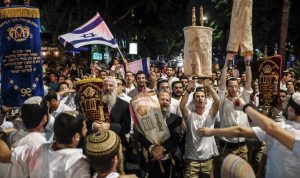 what is simchat torah and how is it celebrated? Traditions & History