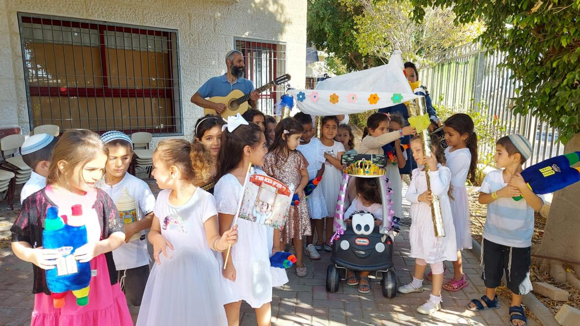 what is simchat torah and how is it celebrated? Traditions & History